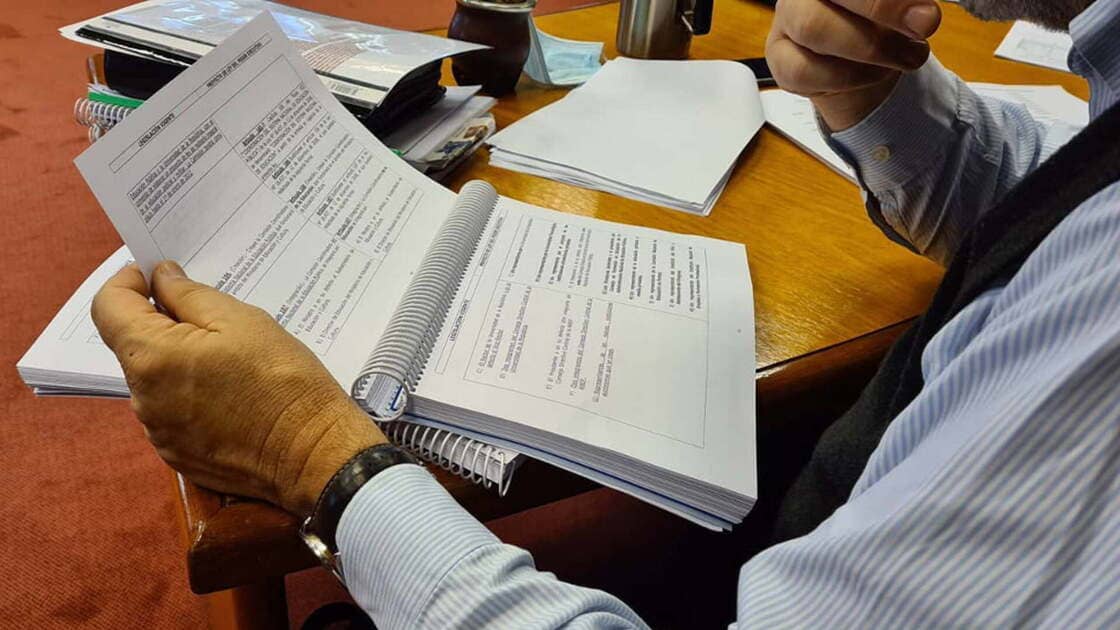 Reasignar recursos a la Universidad política de descentralización